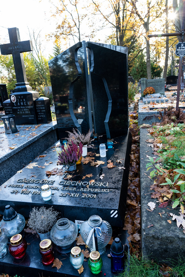 Grób Grzegorza Ciechowskiego. Jesienne liście i puste znicze na ...