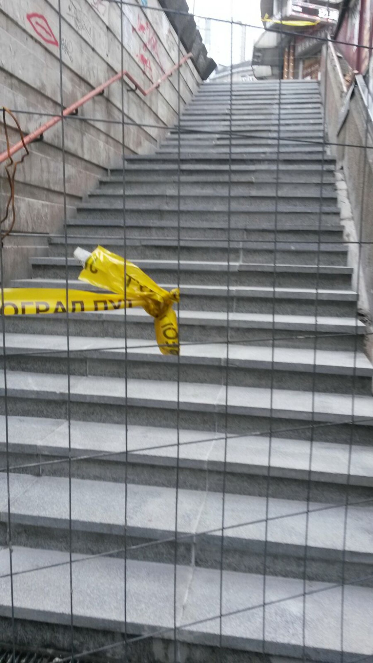 KONAČNO BEZBEDNE Zapuštene stepenice na Zelenom vencu ograđene zbog ...