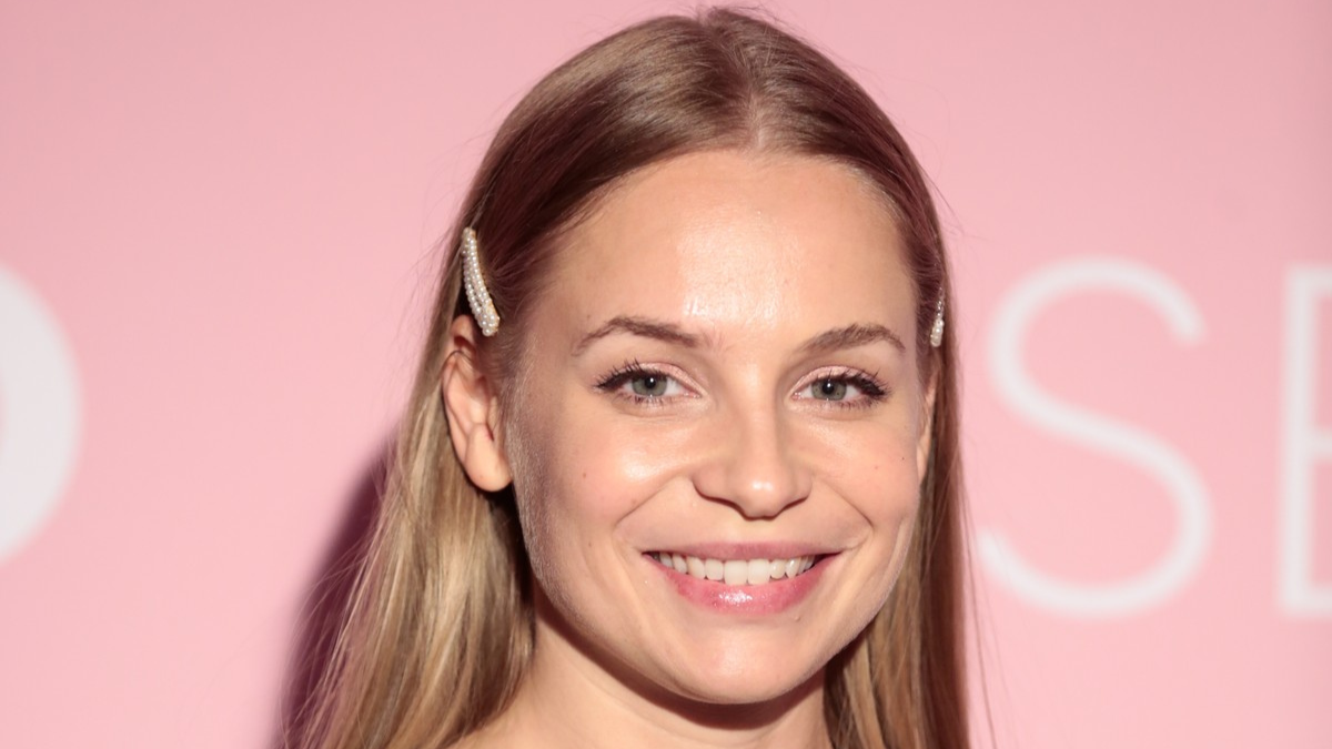 Iszak Eszter a világ egyik legapróbb bikinijében élvezi az indiánnyarat ...