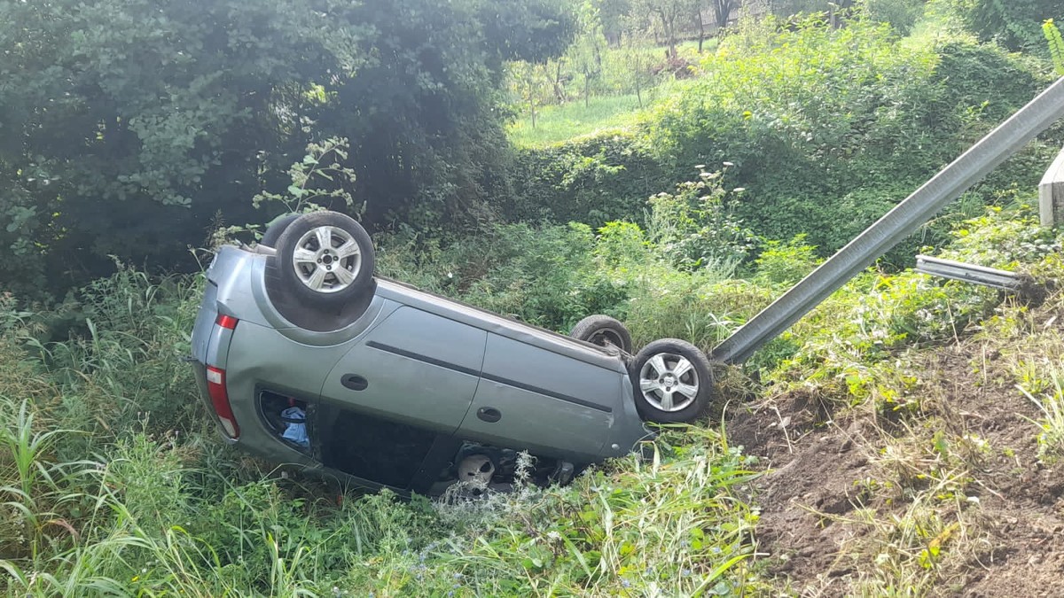 Sobraćajna nesreća kod Loznice, automobil sleteo sa puta, u vozilu bilo i dete - Blic