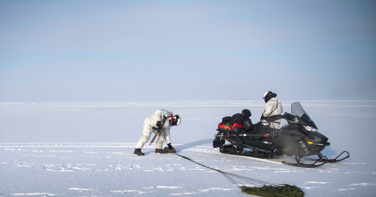 Navy SEALs on snowmobiles raced across the frozen Arctic to link up ...
