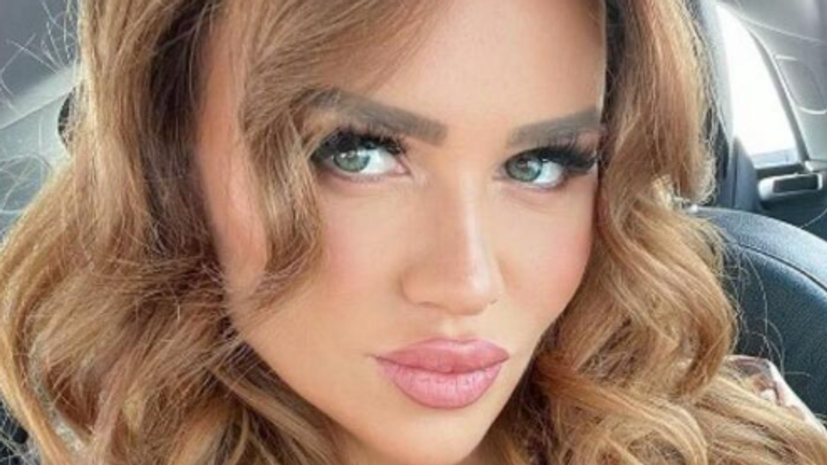 Stanija Promenila Frizuru I Istakla Silikonske Grudi Blic