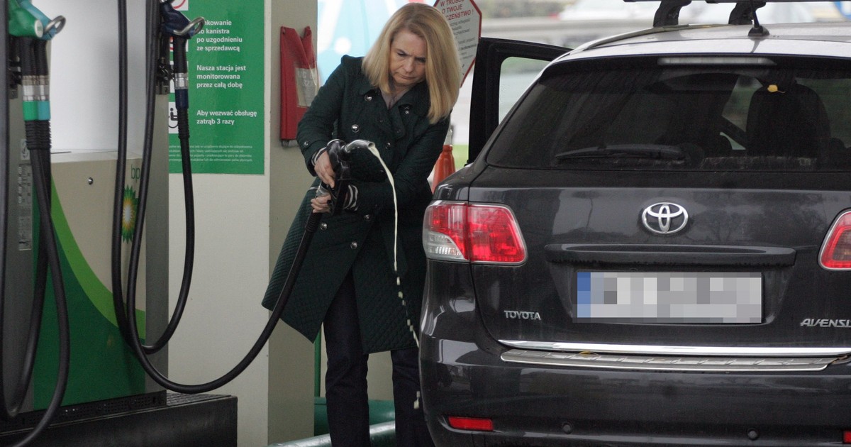 Żona Tuska nie oszczędza. Leje paliwo, jak wodę
