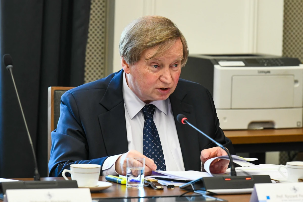 Prof. Piotrowski o ułaskawieniu Kamińskiego i Wąsika: Powagę to ...