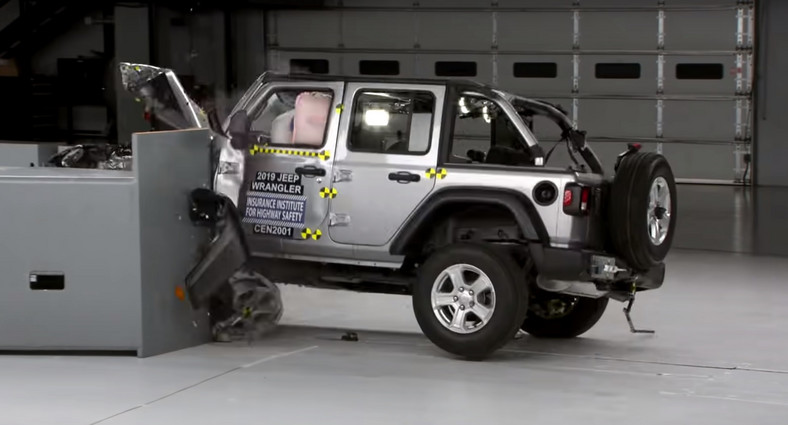 Jeep Wrangler wywrócił się podczas testu zderzeniowego