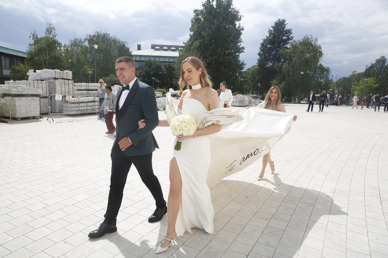 Venčao se Aca Sofronijević, mlada Kosana kao iz modnih časopisa: Na ...