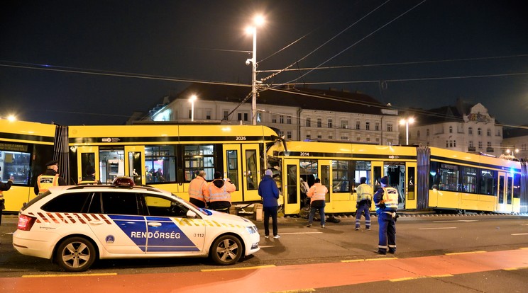 Rommá tört a két villamos a Petőfi hídon, friss fotók, így szedték szét ...
