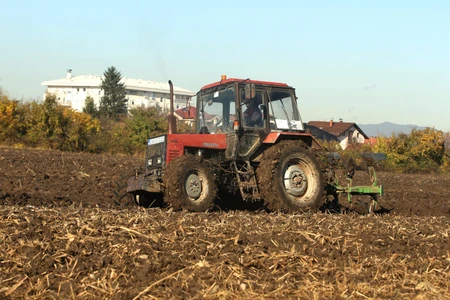 Srpske njive obrađuju stari traktori: Kako do nove mehanizacije
