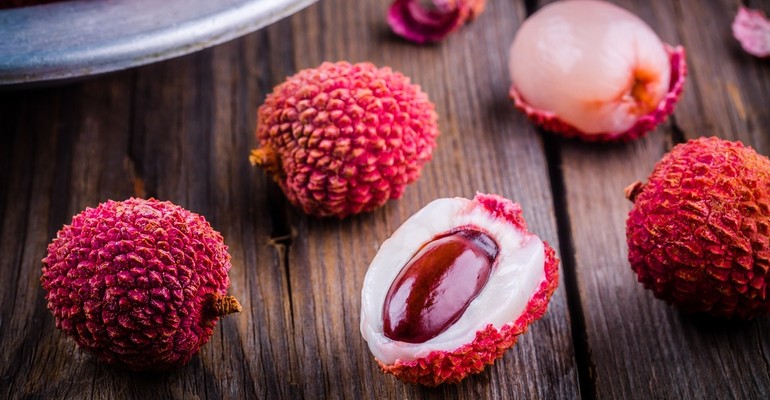 Liczi - charakterystyka i właściwości. Jak obrać liczi?