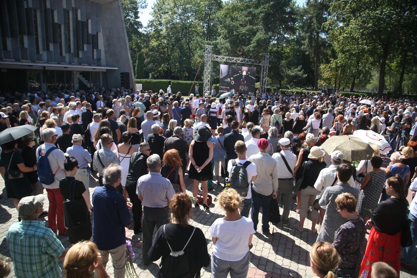 Pogrzeb Kory na Powązkach. Relacja WIDEO