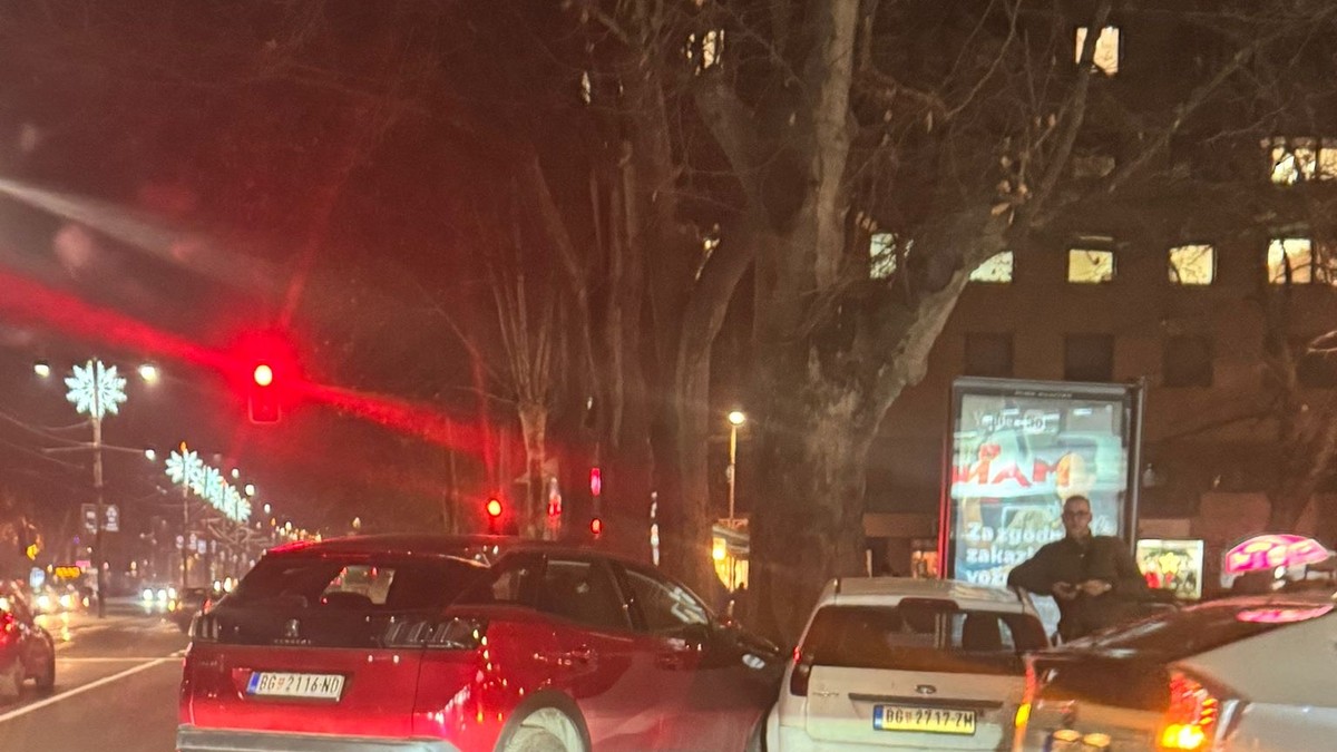 Saobraćajna nesreća na Vračaru: Sudarila se dva vozila - Blic