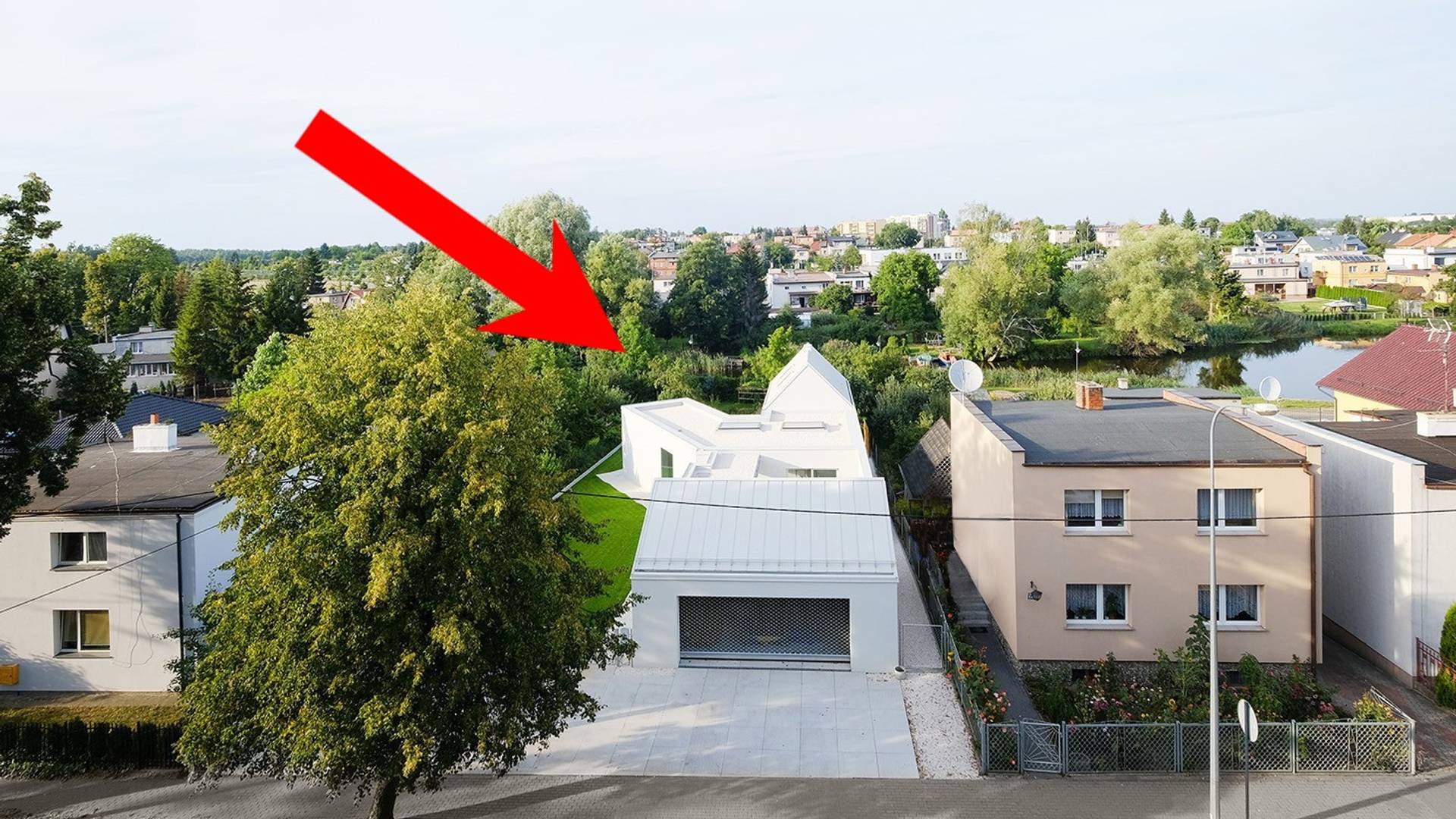 Nietypowy dom w Iławie. Przechodnie nie widzą, co jest w środku - Noizz