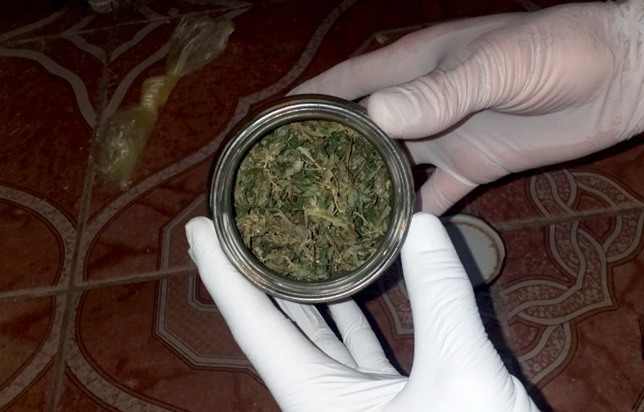 Policija u stanu pronašla skoro kilogram droge: Uhapšen diler iz ... Policija u stanu pronašla skoro kilogram droge: Uhapšen diler iz ...