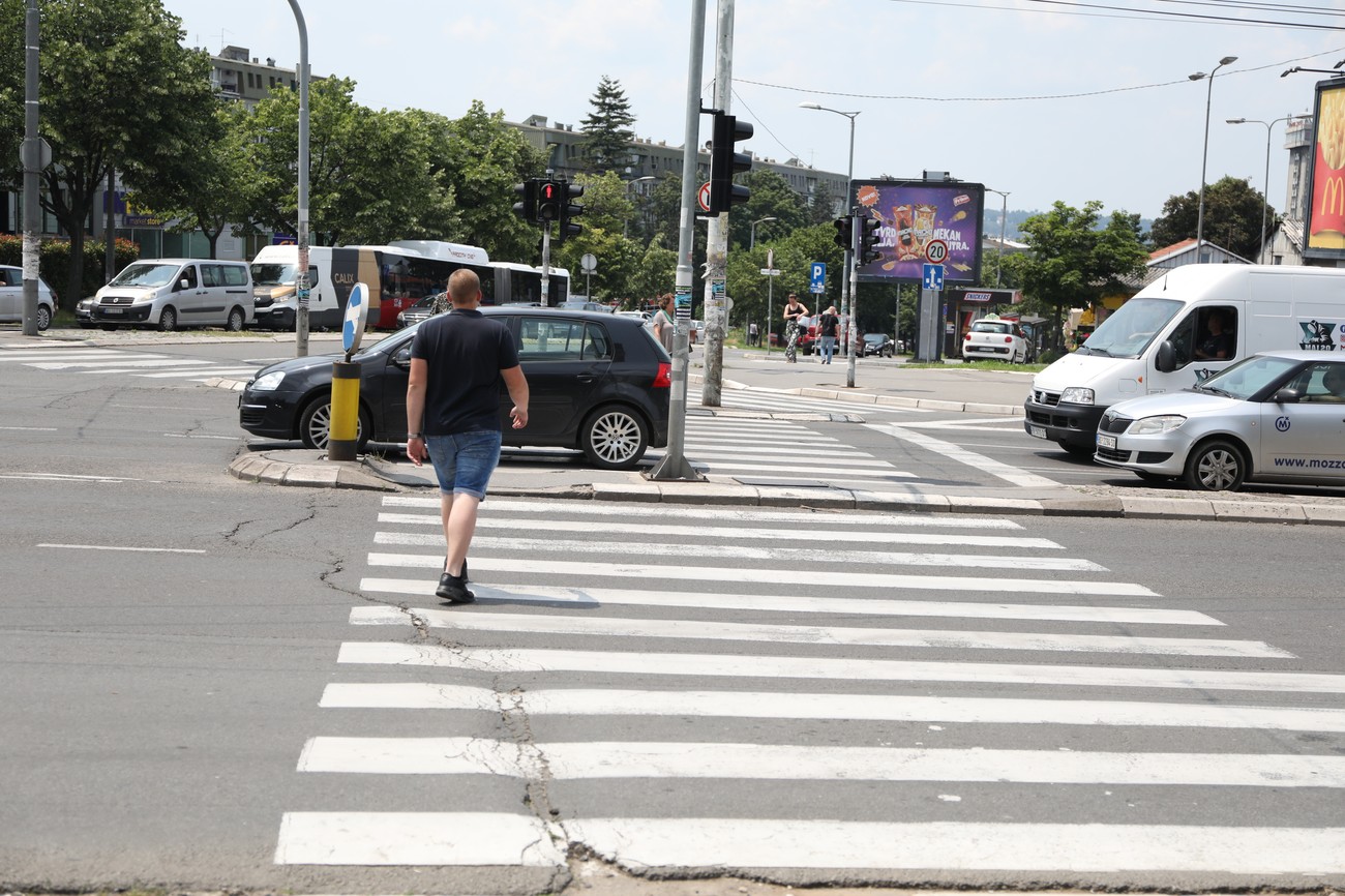 Pešački prelaz, baka i policajac: Scena sa ulica grada koja se deli ...