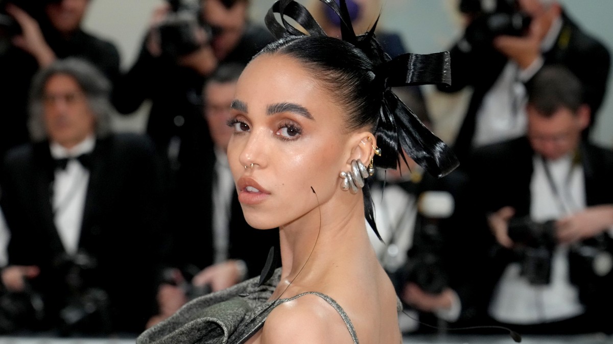 Tárgyiasítás miatt betiltották FKA Twigs Calvin Klein kampányát