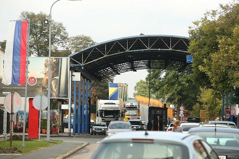 Stanje na putevima: Teretnjaci na Horgošu čekaju 90 minuta, sat vremena ... Stanje na putevima: Teretnjaci na Horgošu čekaju 90 minuta, sat vremena ...