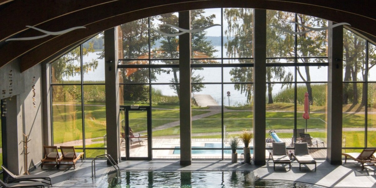 Hotel Marina Club jak na prywatnej wyspie. Luksus i widok na jezioro