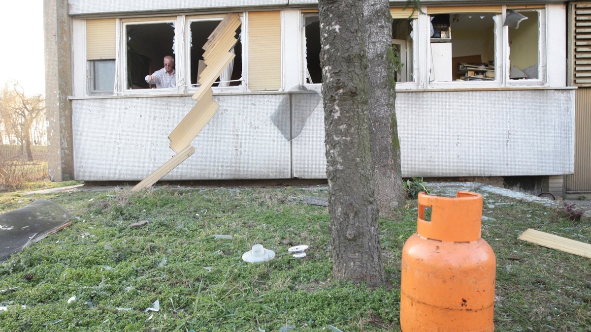 Eksplozija plinske boce u Borči: Razneta garaža, povređeno dvoje ljudi - Blic