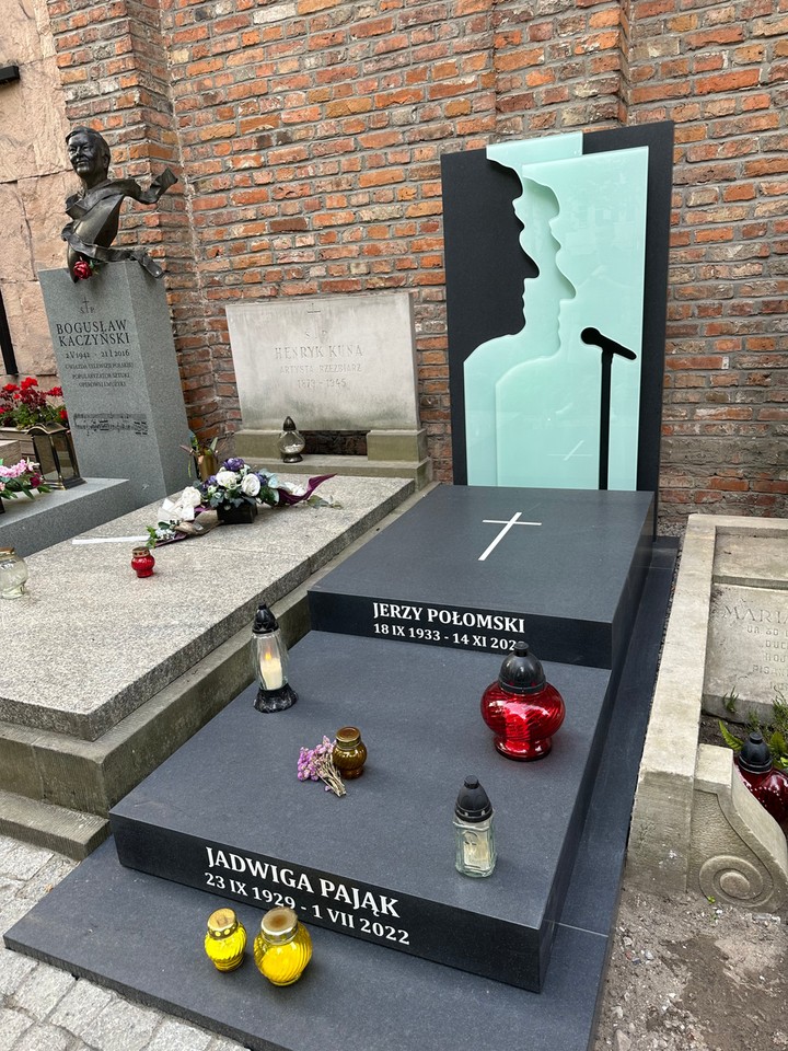 Nowy pomnik na grobie Jerzego Połomskiego. Prace trwały cztery miesiące ...