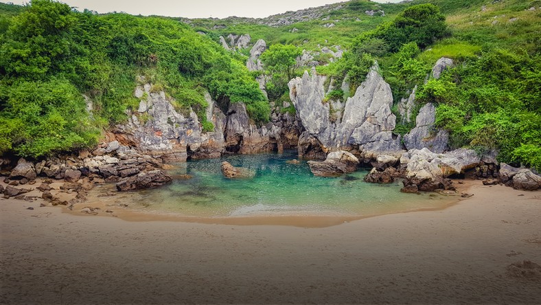Playa de Gulpiyuri - wybryk natury, który nie jest ani morzem, ani ...