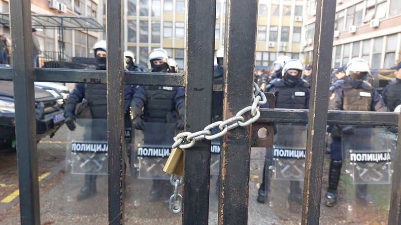 Policija seče lance, žandarmerija raspoređena: Blokirana zgrada suda u Novom Sadu: Poslanici i ...
