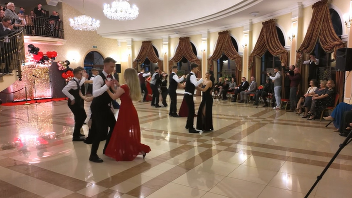 Niezwykły walc studniówkowy w III LO w Płocku. Najlepsza jest końcówka ...