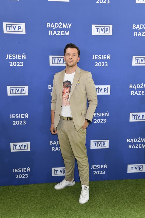 Jacek Knap z tęczową przypinką na ramówce TVP. Niegrzeczny "Komisarz ...