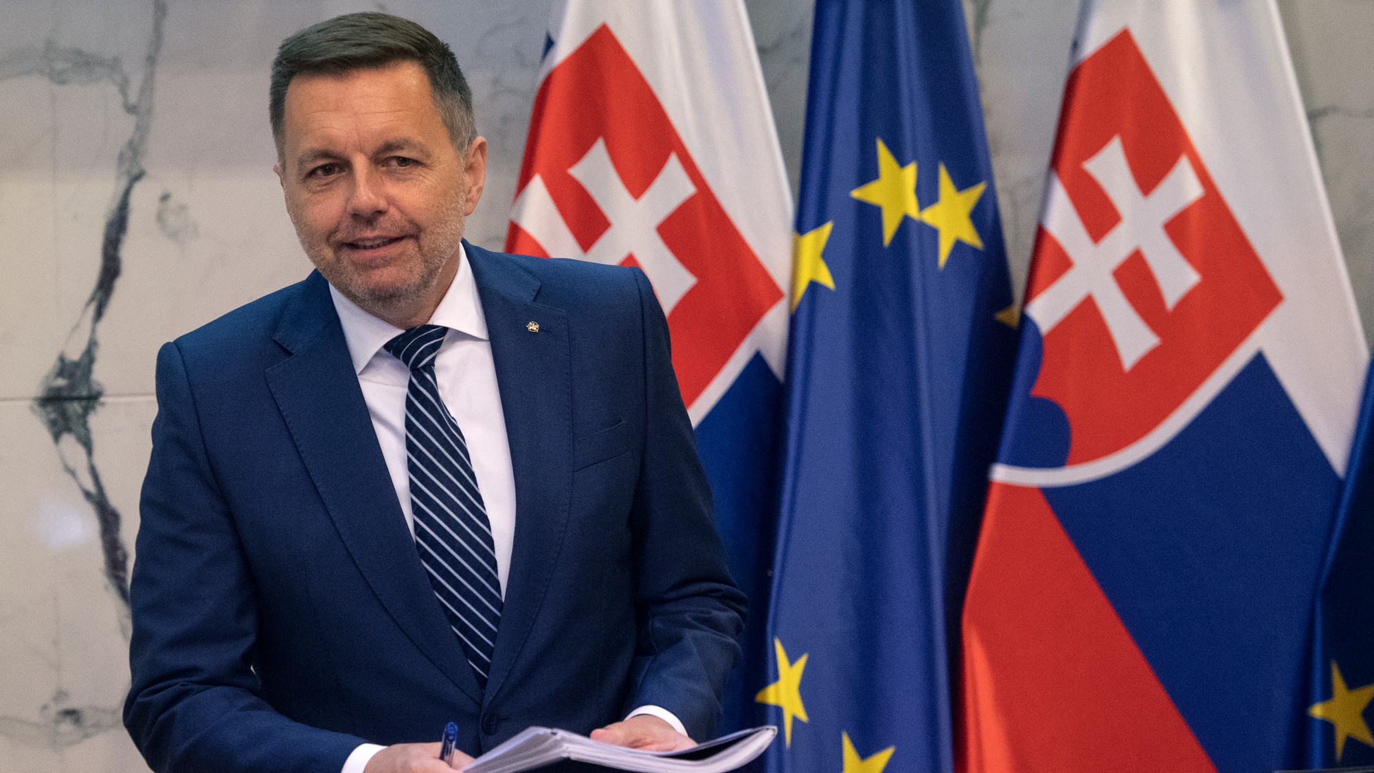 Budúcnosť guvernéra NBS Petra Kažimíra neistá: Koaliční lídri sa hádajú ...