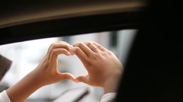 Palce pałeczkowate to nietypowy objaw raka płuc i chorób wątroby. Zwróć ...