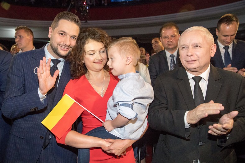 Patryk Jaki został ojcem. Pokazał zdjęcie dziecka. To córka Aleksandra. Dzieci, żona, rodzina ...