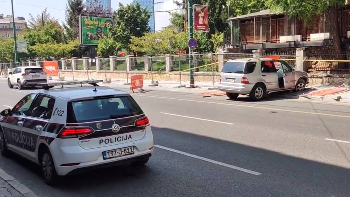 "Mercedesom" udario pešaka u Sarajevu - Blic