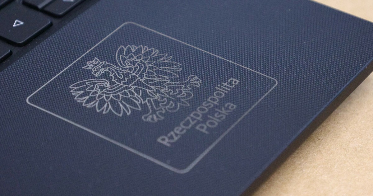 Naklejka KPO na laptopach dla czwartoklasistów. Dlaczego?