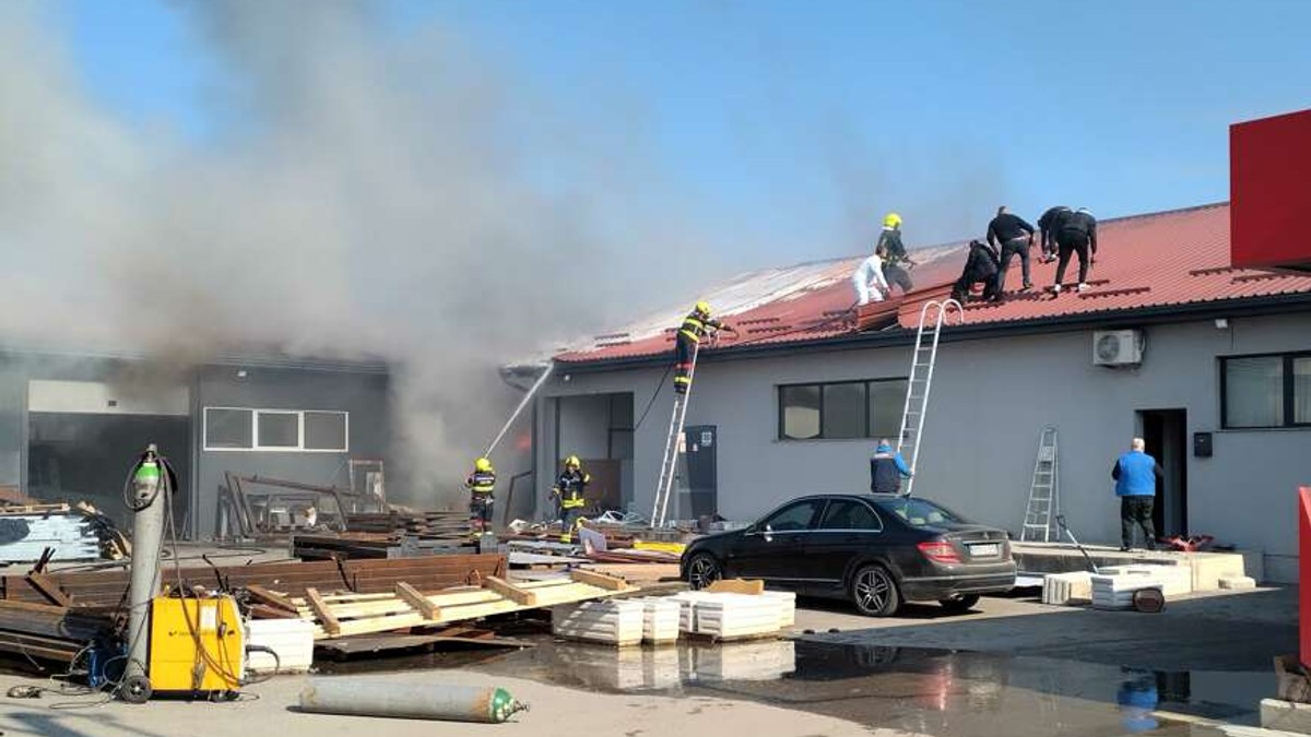 Požar u banjalučkom naselju, na licu mesta vatrogasci i policija - Blic