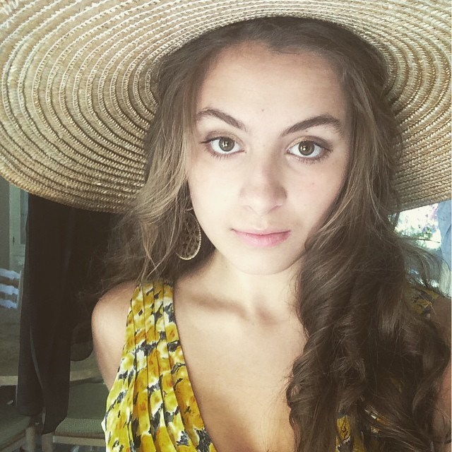 Jaś Fasola do pięknych nie należy. Za to jego córka Lily Atkinson ...