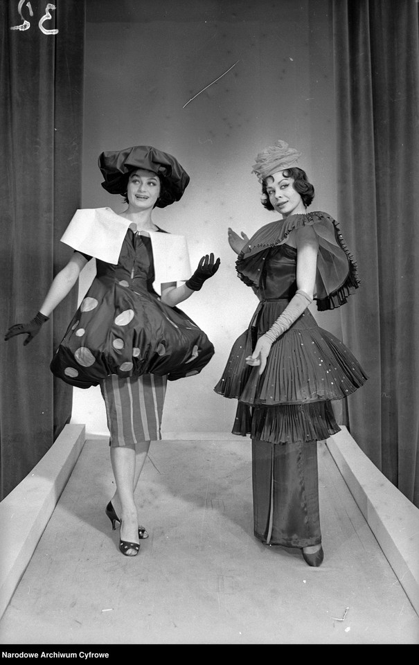 Dzwony, bufiaste rękawy, żaboty. Tak ubierały się kobiety w czasach PRL ...