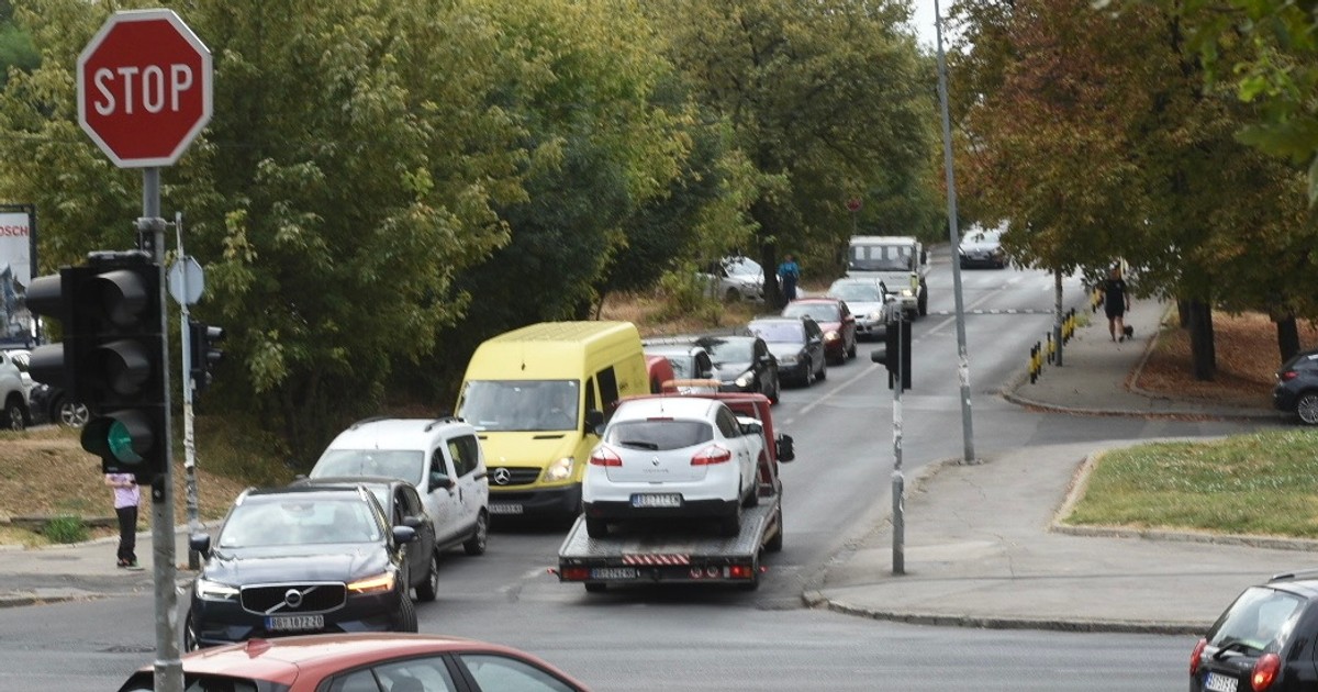 Prve slike sa mesta udesa u kom su povređene tri devojčice: Od siline udarca jedan auto odleteo ...