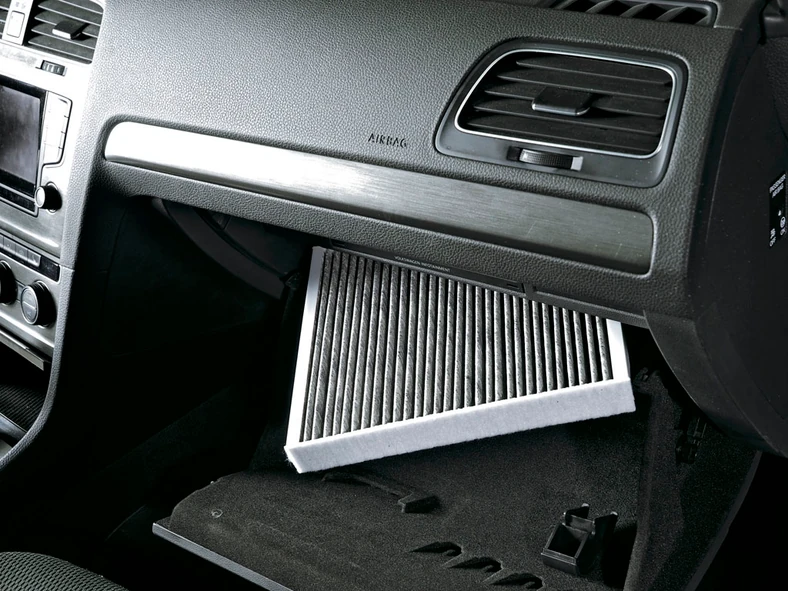 Jak wymienić filtr kabinowy? Jego zatkanie może być groźne