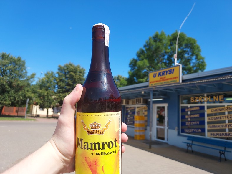 Tak dziś wygląda ławeczka z "Rancza". Nie jest to przyjemny widok ...