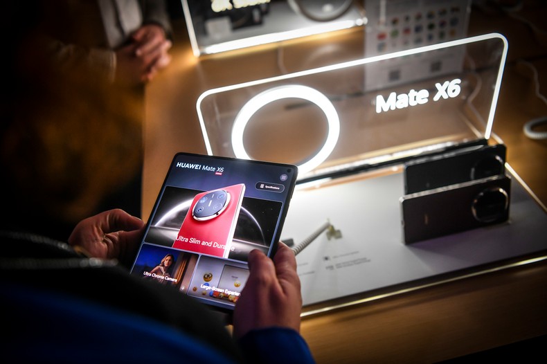 Ovo su dva nova Huawei sklopiva telefona: Mobilni koji tri puta može da ...