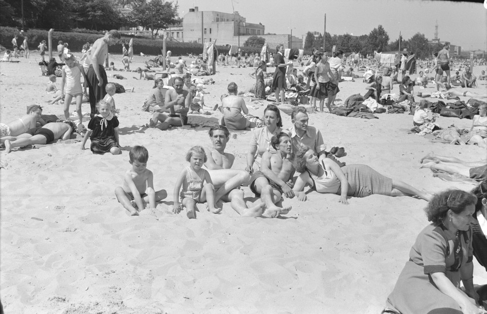 Tak wyglądały wakacje w PRL-u. Dokąd latem ruszali Polacy? - Kobieta
