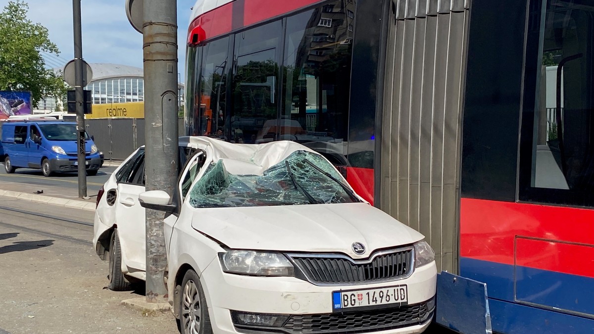 Karambol kod Beogradskog sajma: Tramvaj se sudario sa automobilom, pa izleteo sa šina - Blic