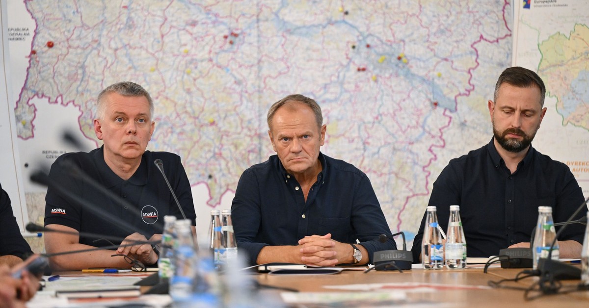 Tusk zapowiada wojnę z szabrownikami. Tusk zapowiada wojnę z szabrownikami.