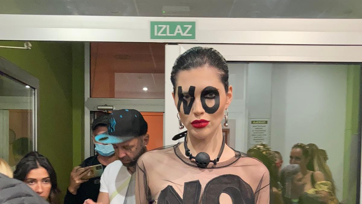 Bezobrazna Deniz Dejm POKLONILA budućem cimeru DONJI VEŠ: On se javno ...