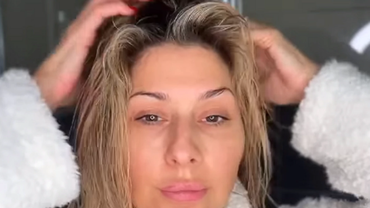 Voditeljka RTS pokazala pravo lice: Snimala se u bademantilu i bez trunke šminke - Blic