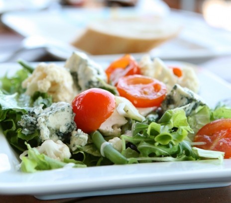 Przepisy Magdy Gessler - sałatka grecka, śledziowa, caprese - Onet ...