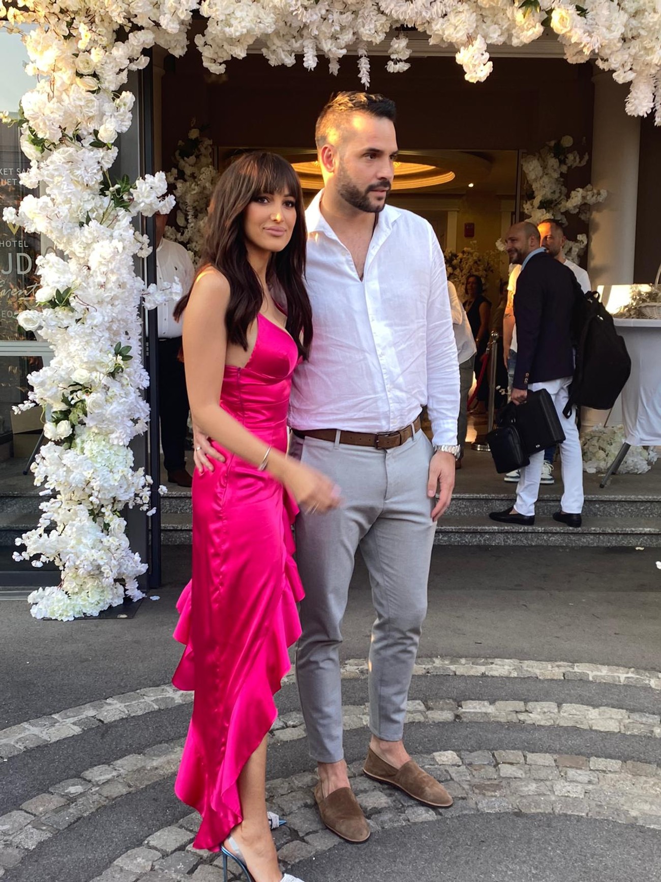 PRIJOVIĆKA ISTAKLA BUJNI DEKOLTE I PROMENILA FRIZURU Poznati stigli na svadbu Đanijevog sina ...