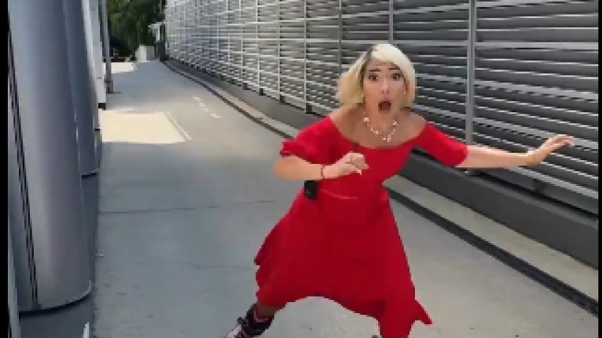 Jovana Jeremić uletela sa rolerima u zgradu Pinka, uhvatila zalet na ...