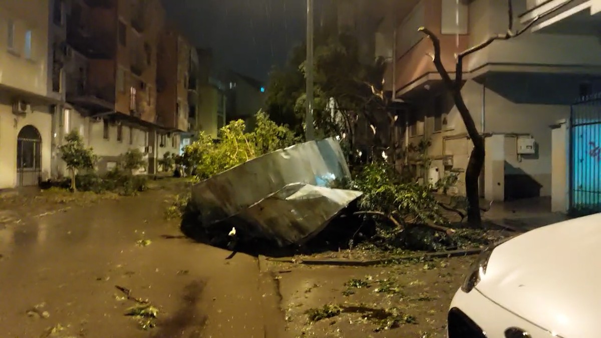 Noć oluje i mraka u Novom Sadu: Nevreme opustošilo grad, ovi snimci to ...