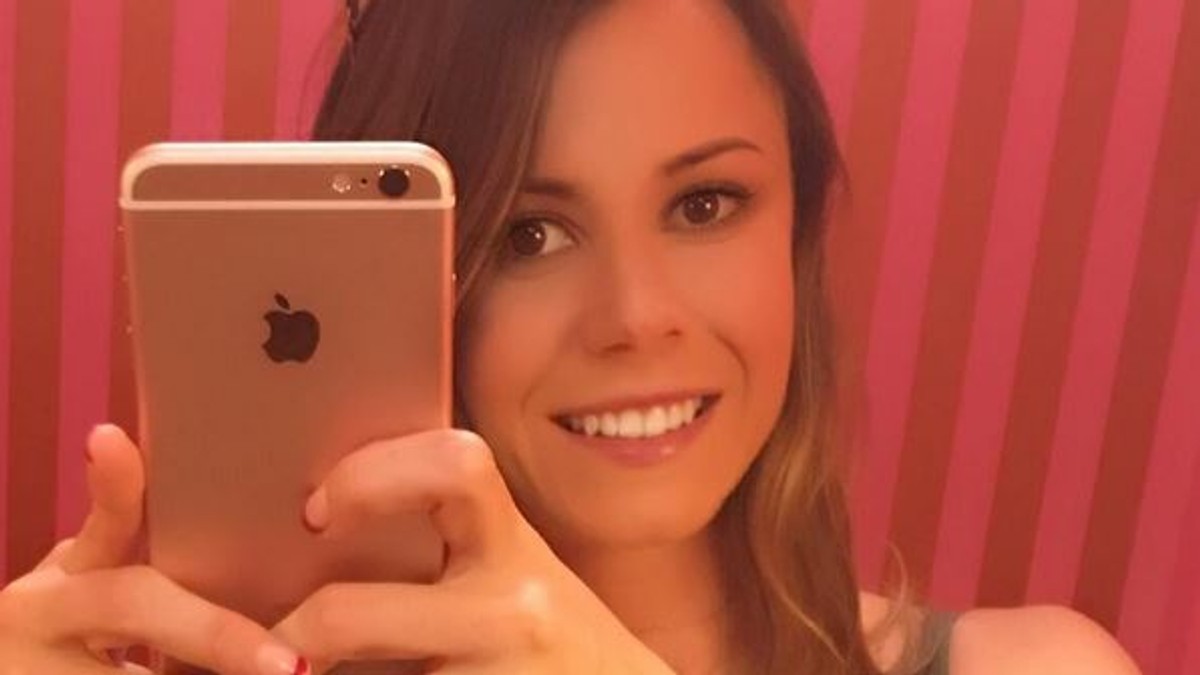 BESRAMNO Manekenka na internetu prosi novac za odeću i putovanja - Blic