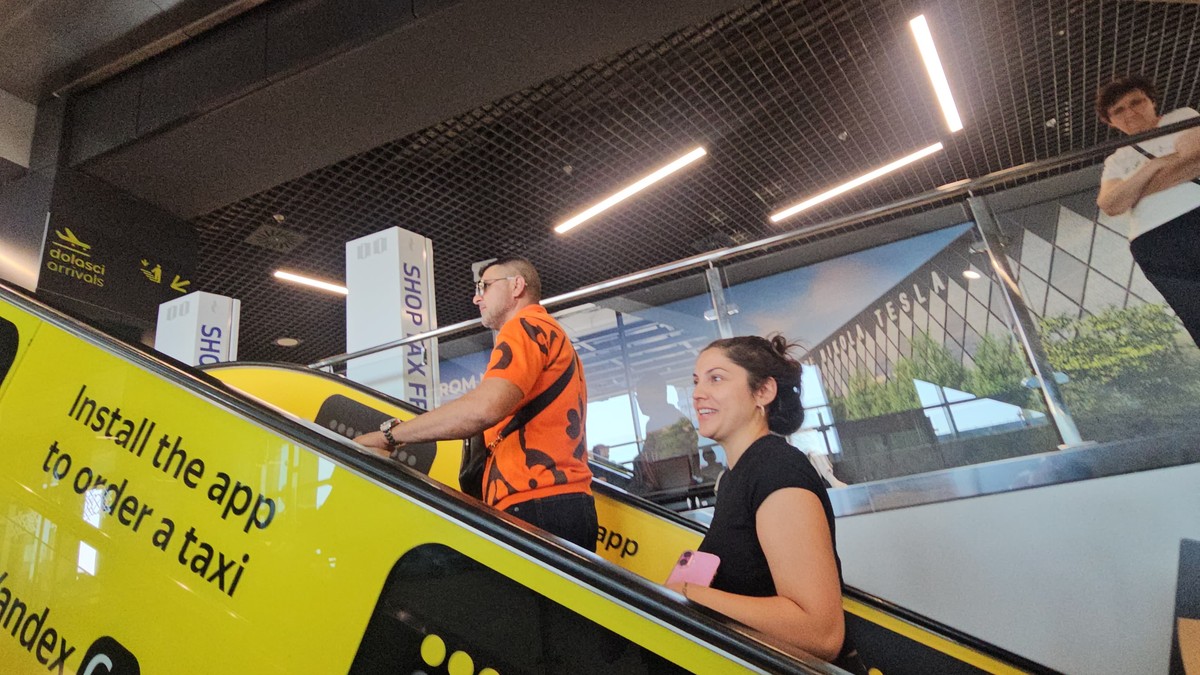 Nadica Ademov sa mužem milionerom na aerodromu: Pevačica bez trunke ...